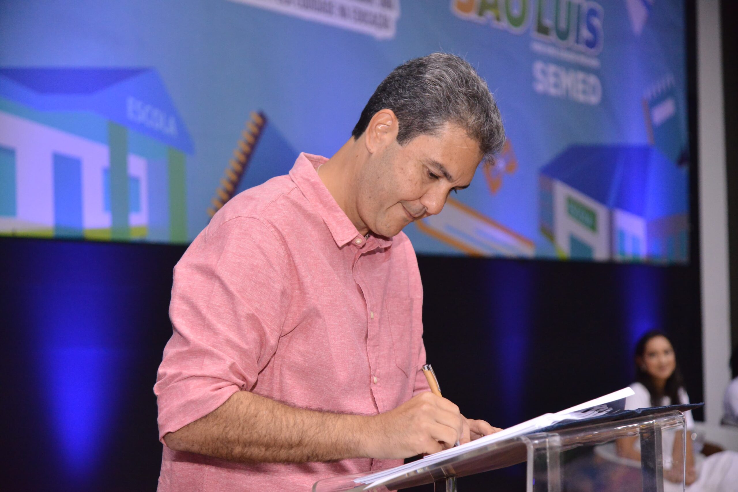 Braide anuncia reajuste salarial de 6,5% para professores da rede ...